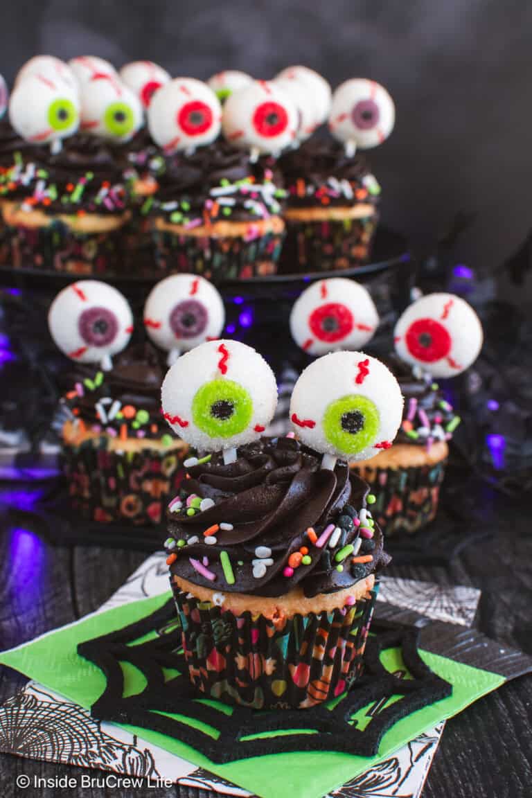 Easy Eyeball Cupcakes for Halloween | Inside BruCrew Life